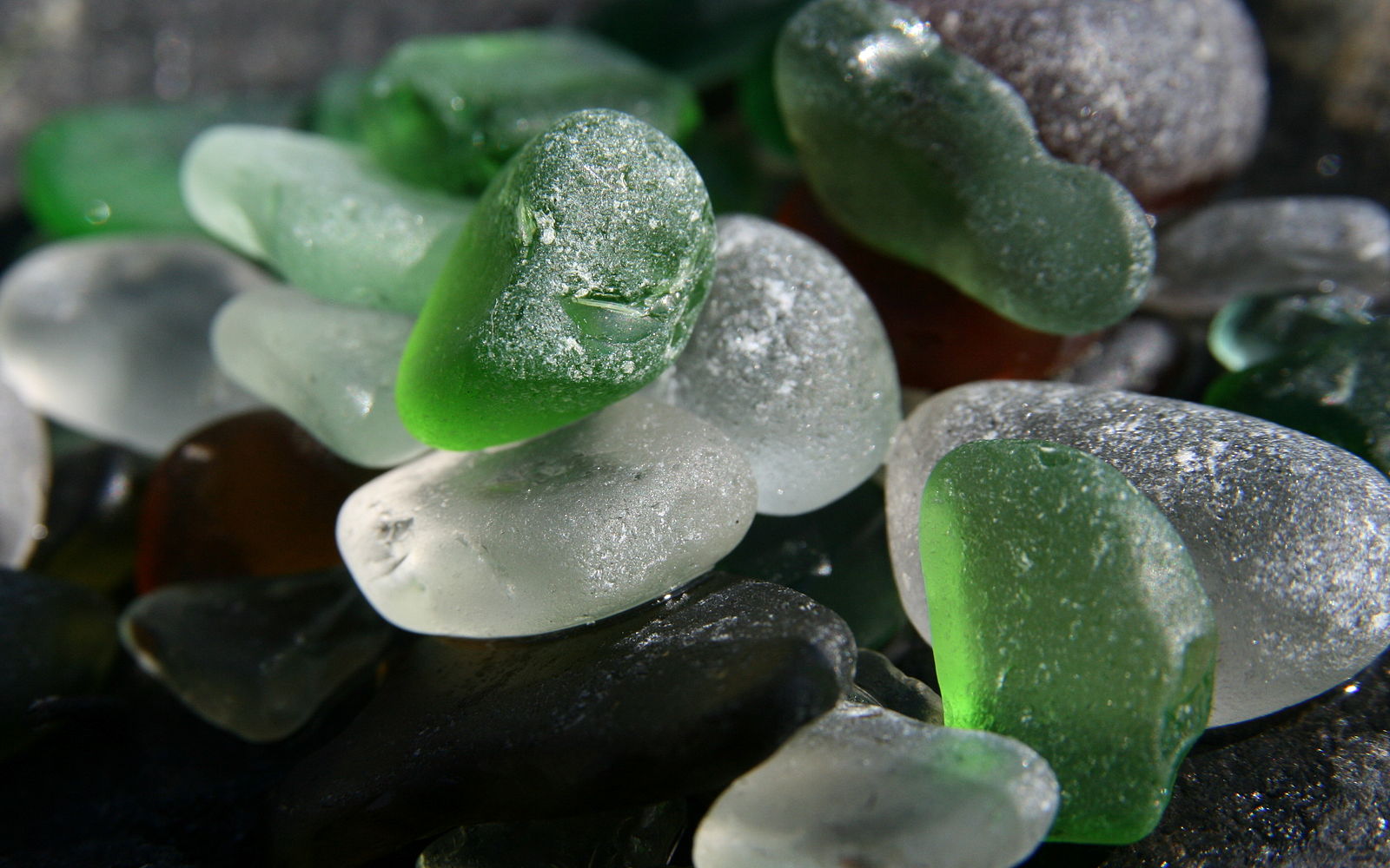 How is Sea Glass Created and Washed Ashore? - World Defined
